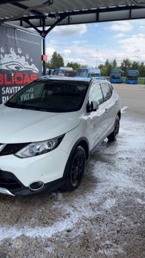 White Nissan Qashqai 2016 in Gargzdai, with an engine capacity of 1.60 L and mileage of 90 thousand km for 12400 €, photo 2 on AUTOMOTO.COM.LV