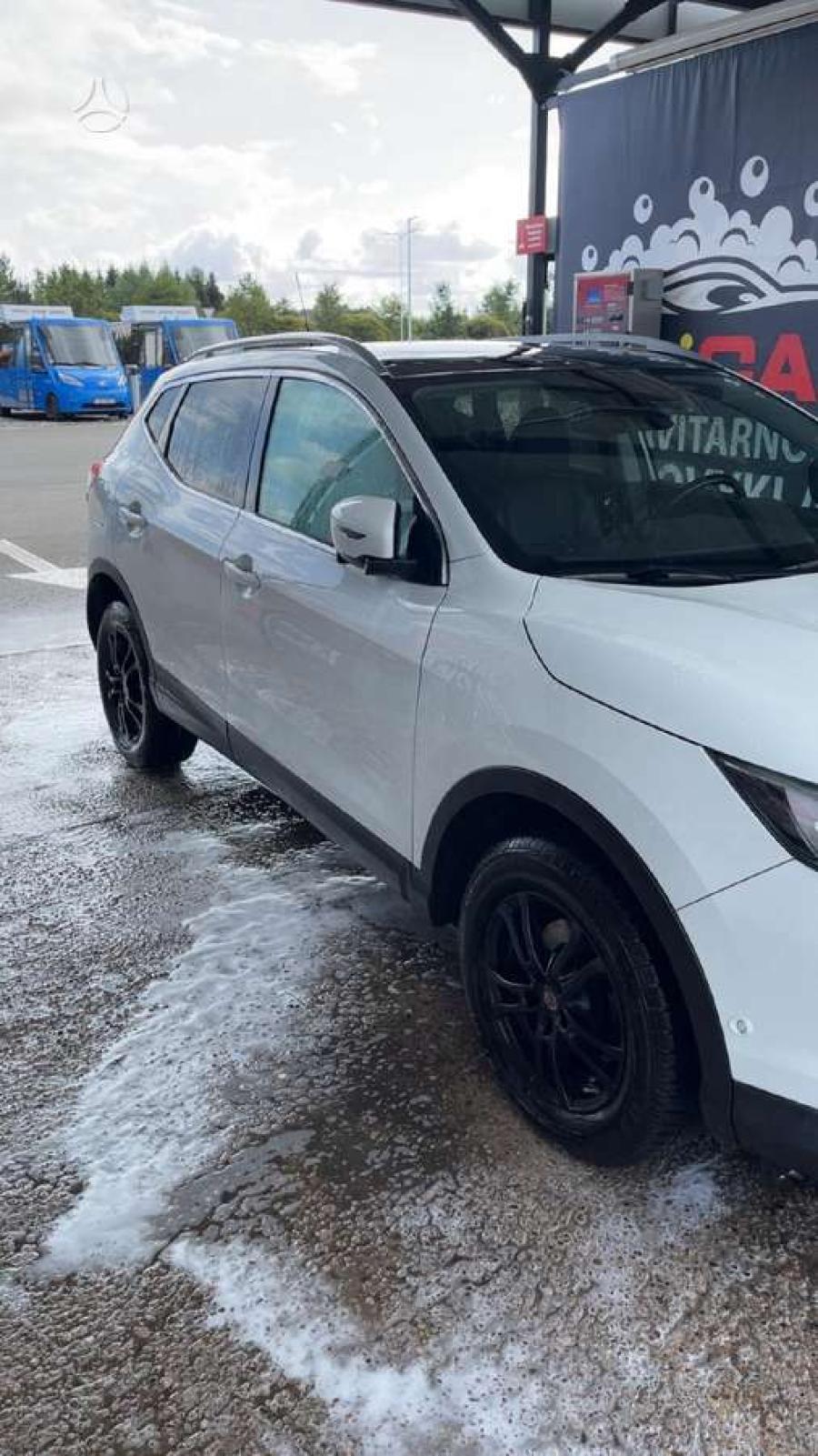 White Nissan Qashqai 2016 in Gargzdai, with an engine capacity of 1.60 L and mileage of 90 thousand km for 12400 €, photo 3 on AUTOMOTO.COM.LV