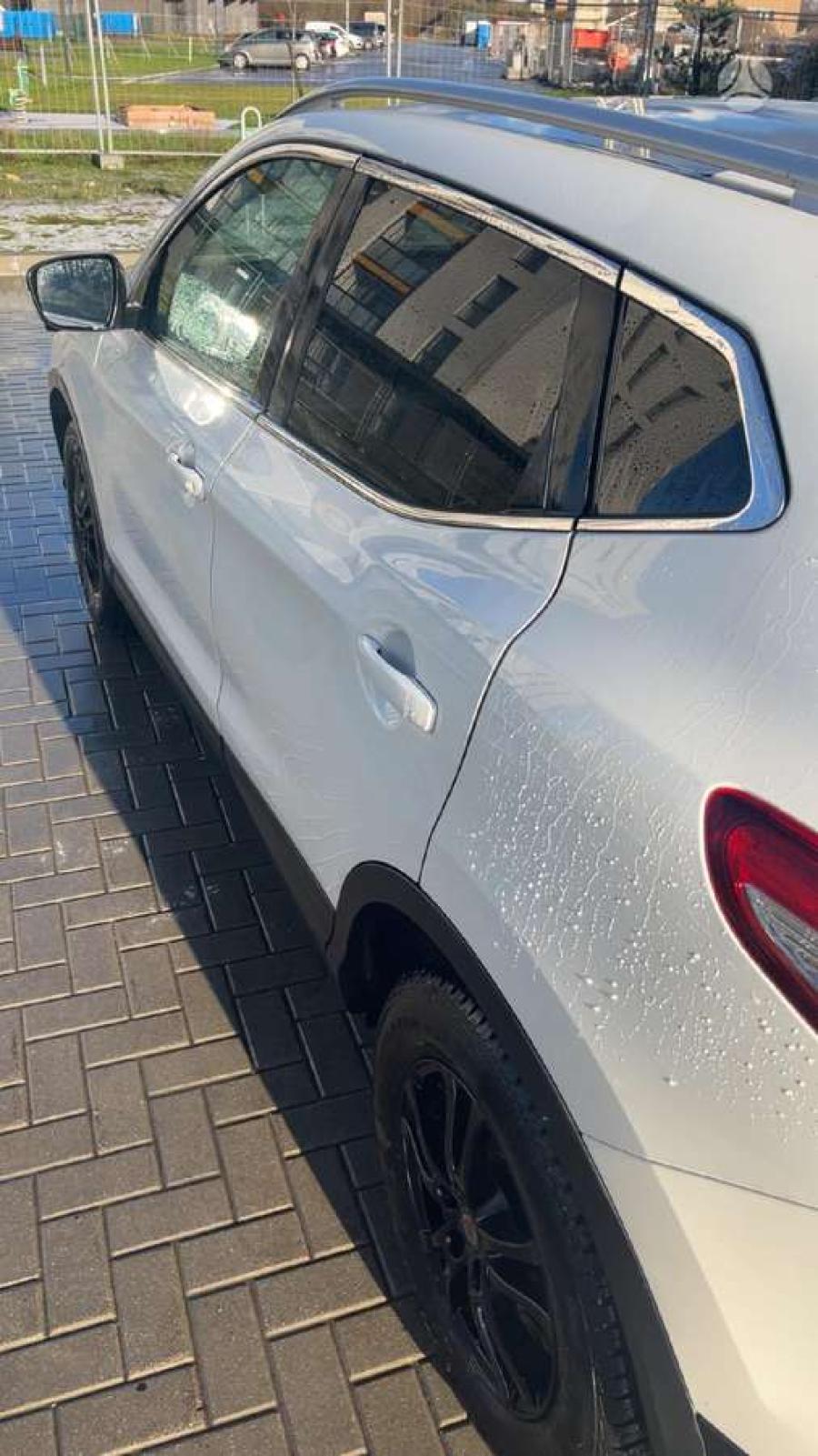 White Nissan Qashqai 2016 in Gargzdai, with an engine capacity of 1.60 L and mileage of 90 thousand km for 12400 €, photo 5 on AUTOMOTO.COM.LV