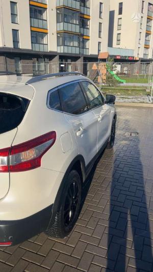 White Nissan Qashqai 2016 in Gargzdai, with an engine capacity of 1.60 L and mileage of 90 thousand km for 12400 €, photo 6 on AUTOMOTO.COM.LV