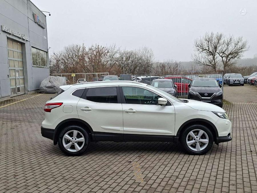 White Nissan Qashqai 2016 in Vilnius, with an engine capacity of 1.20 L and mileage of 82 thousand km for 10500 €, photo 5 on AUTOMOTO.COM.LV