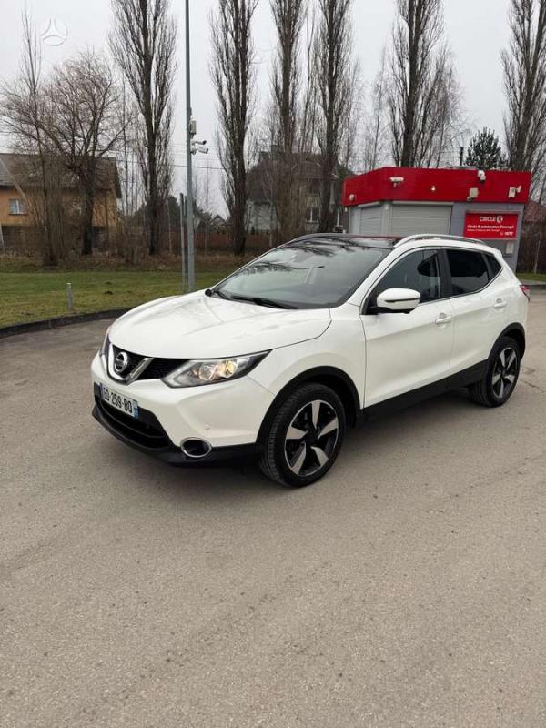 White Nissan Qashqai 2016 in Taurage, with an engine capacity of 1.20 L and mileage of 125 thousand km for 7400 €, photo 1 on AUTOMOTO.COM.LV