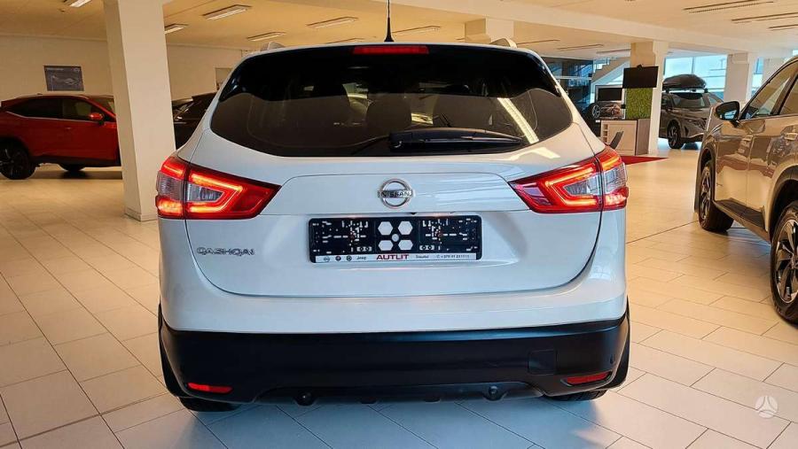 White Nissan Qashqai 2016 in Siauliai, with an engine capacity of 1.20 L and mileage of 99 thousand km for 11200 €, photo 5 on AUTOMOTO.COM.LV