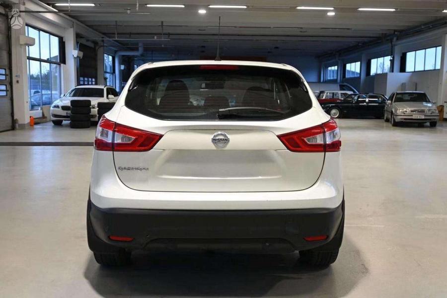 White Nissan Qashqai 2016 in Vilnius, with an engine capacity of 1.20 L and mileage of 190 thousand km for 4300 €, photo 5 on AUTOMOTO.COM.LV