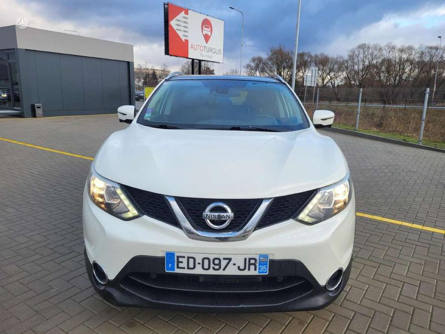 White Nissan Qashqai 2016 in Taurage, with an engine capacity of 1.20 L and mileage of 152 thousand km for 7500 €, photo 3 on AUTOMOTO.COM.LV