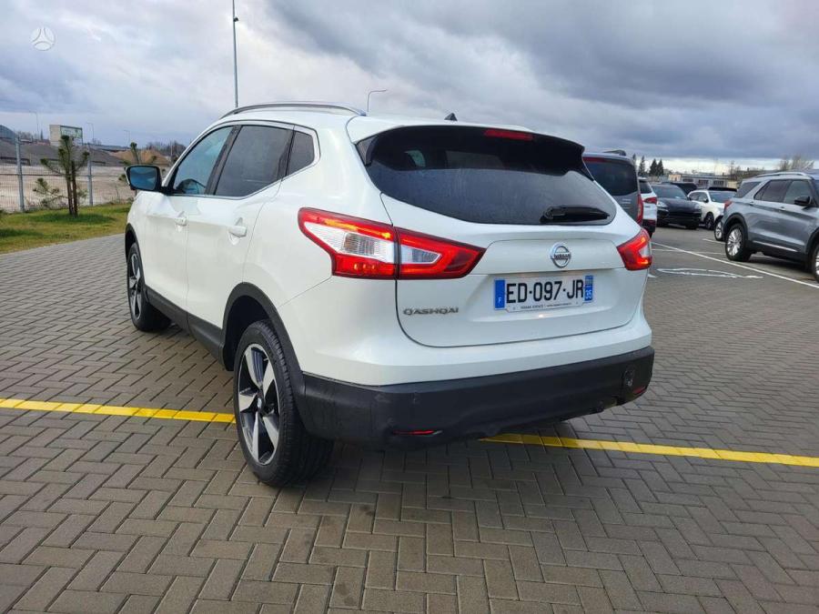 White Nissan Qashqai 2016 in Taurage, with an engine capacity of 1.20 L and mileage of 152 thousand km for 7500 €, photo 5 on AUTOMOTO.COM.LV