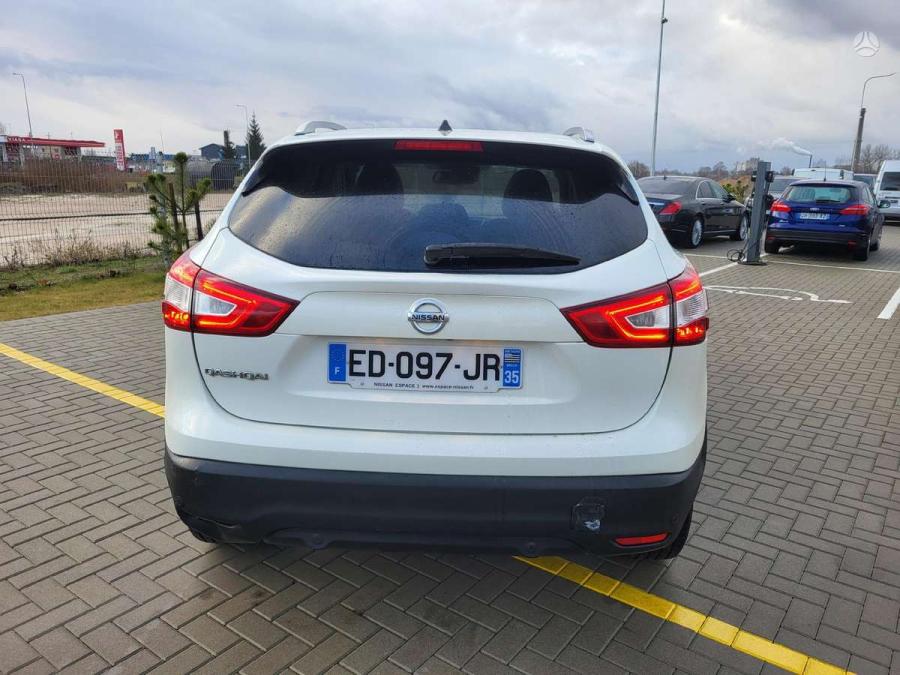 White Nissan Qashqai 2016 in Taurage, with an engine capacity of 1.20 L and mileage of 152 thousand km for 7500 €, photo 8 on AUTOMOTO.COM.LV