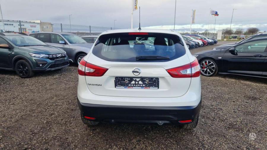 White Nissan Qashqai 2016 in Marijampole, with an engine capacity of 1.46 L and mileage of 124 thousand km for 10490 €, photo 8 on AUTOMOTO.COM.LV