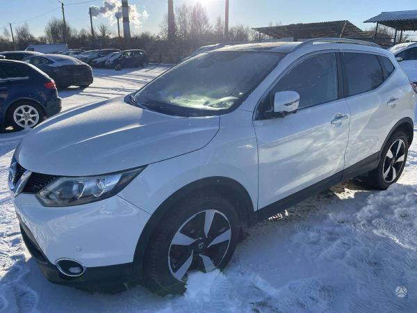 White Nissan Qashqai 2016 in Panevezys, with an engine capacity of 1.46 L and mileage of 220 thousand km for 8700 €, photo 1 on AUTOMOTO.COM.LV