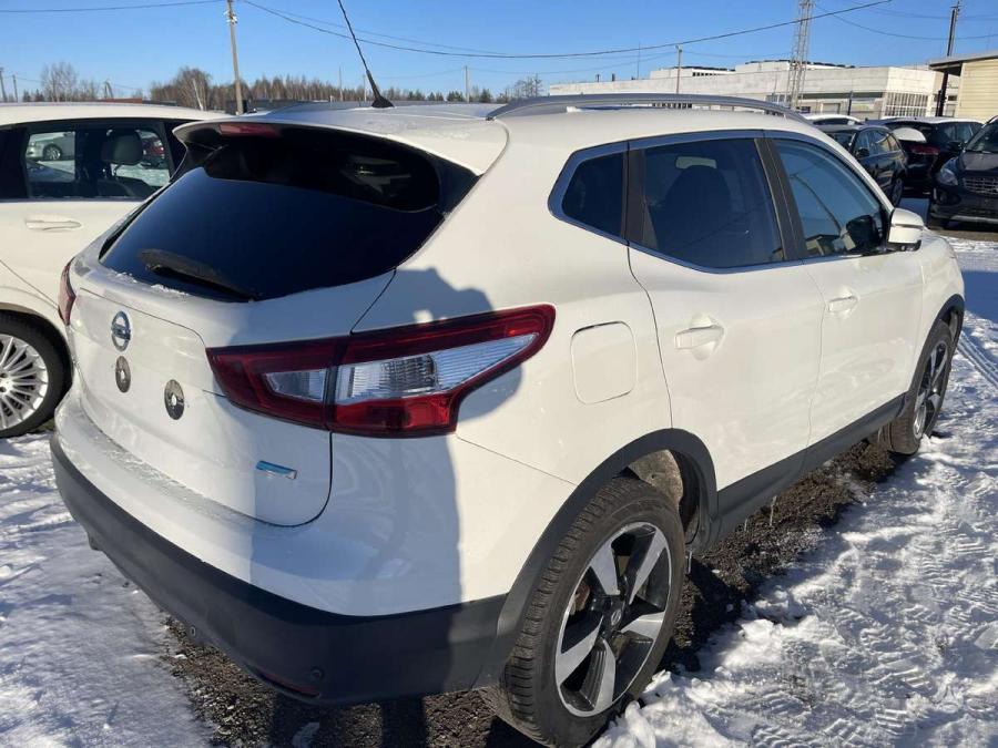 White Nissan Qashqai 2016 in Panevezys, with an engine capacity of 1.46 L and mileage of 220 thousand km for 8700 €, photo 4 on AUTOMOTO.COM.LV