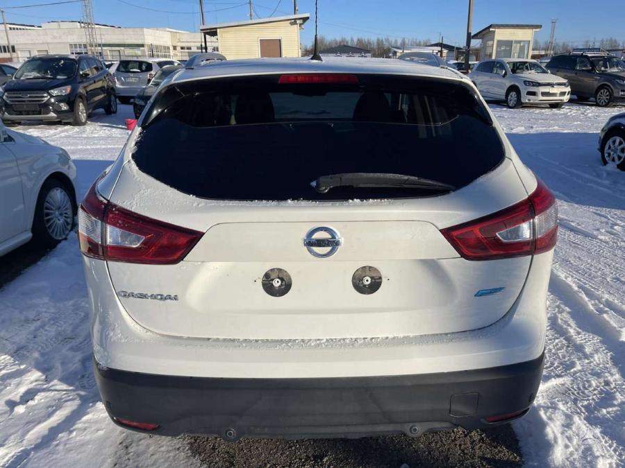 White Nissan Qashqai 2016 in Panevezys, with an engine capacity of 1.46 L and mileage of 220 thousand km for 8700 €, photo 5 on AUTOMOTO.COM.LV