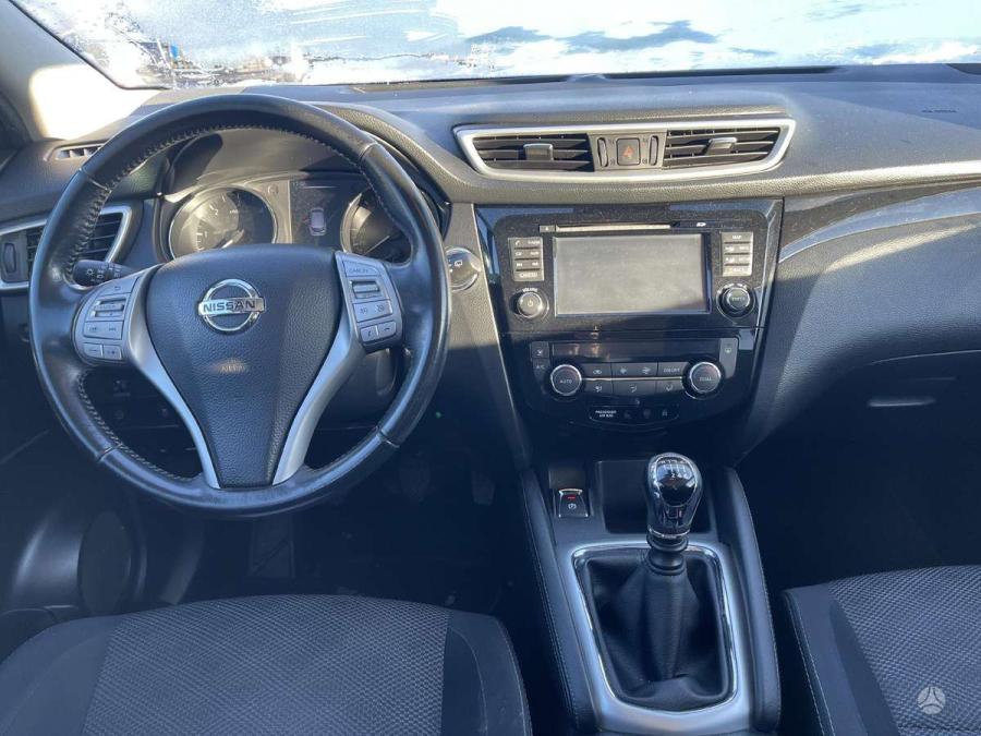 White Nissan Qashqai 2016 in Panevezys, with an engine capacity of 1.46 L and mileage of 220 thousand km for 8700 €, photo 8 on AUTOMOTO.COM.LV