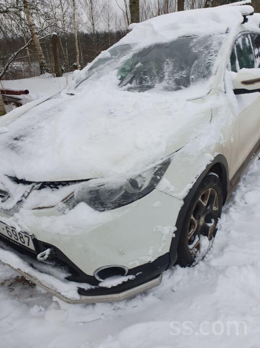 White Nissan Qashqai 2016 in Madona, with an engine capacity of 1.20 L and mileage of 137 thousand km for 5000 €, photo 2 on AUTOMOTO.COM.LV