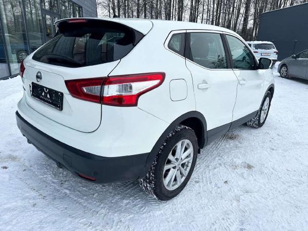 White Nissan Qashqai 2016 in Kaunas, with an engine capacity of 1.20 L and mileage of 234 thousand km for 6500 €, photo 4 on AUTOMOTO.COM.LV