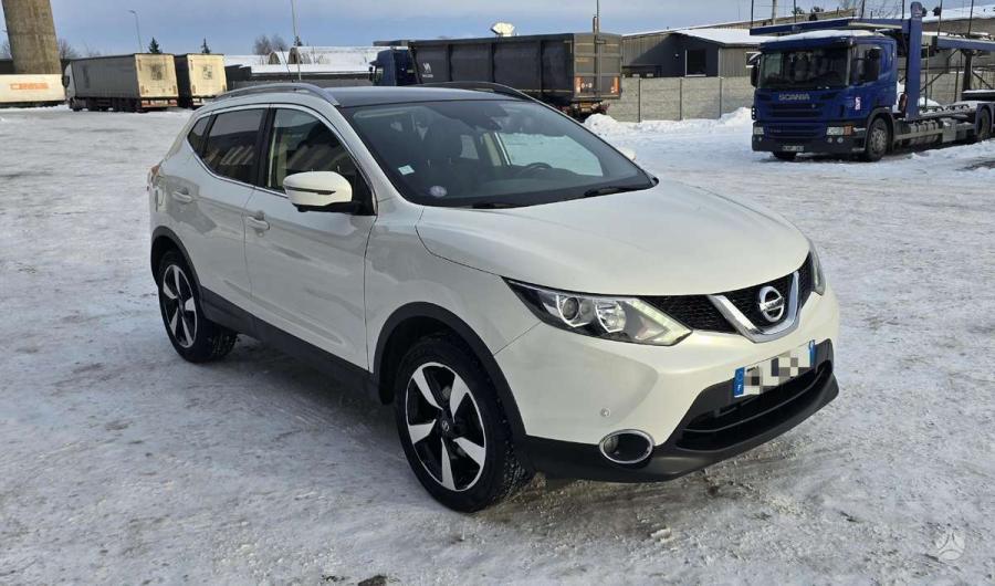 White Nissan Qashqai 2016 in Taurage, with an engine capacity of 1.20 L and mileage of 102 thousand km for 8300 €, photo 1 on AUTOMOTO.COM.LV