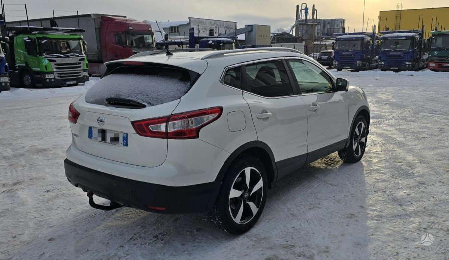 White Nissan Qashqai 2016 in Taurage, with an engine capacity of 1.20 L and mileage of 102 thousand km for 8300 €, photo 4 on AUTOMOTO.COM.LV