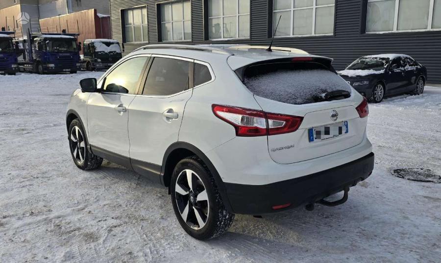White Nissan Qashqai 2016 in Taurage, with an engine capacity of 1.20 L and mileage of 102 thousand km for 8300 €, photo 6 on AUTOMOTO.COM.LV