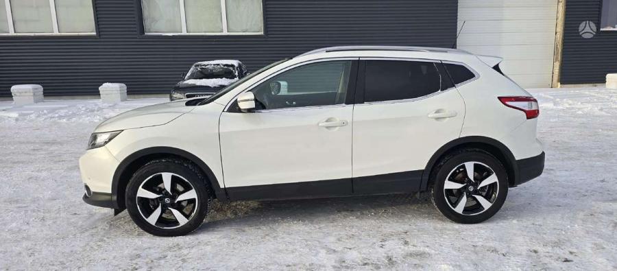 White Nissan Qashqai 2016 in Taurage, with an engine capacity of 1.20 L and mileage of 102 thousand km for 8300 €, photo 7 on AUTOMOTO.COM.LV