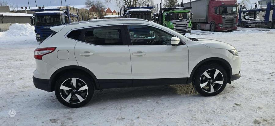 White Nissan Qashqai 2016 in Taurage, with an engine capacity of 1.20 L and mileage of 102 thousand km for 8300 €, photo 8 on AUTOMOTO.COM.LV