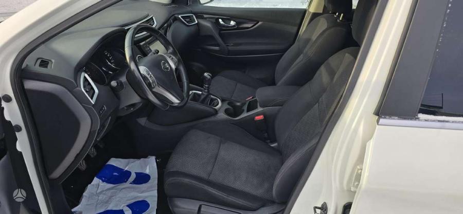 White Nissan Qashqai 2016 in Taurage, with an engine capacity of 1.20 L and mileage of 102 thousand km for 8300 €, photo 10 on AUTOMOTO.COM.LV