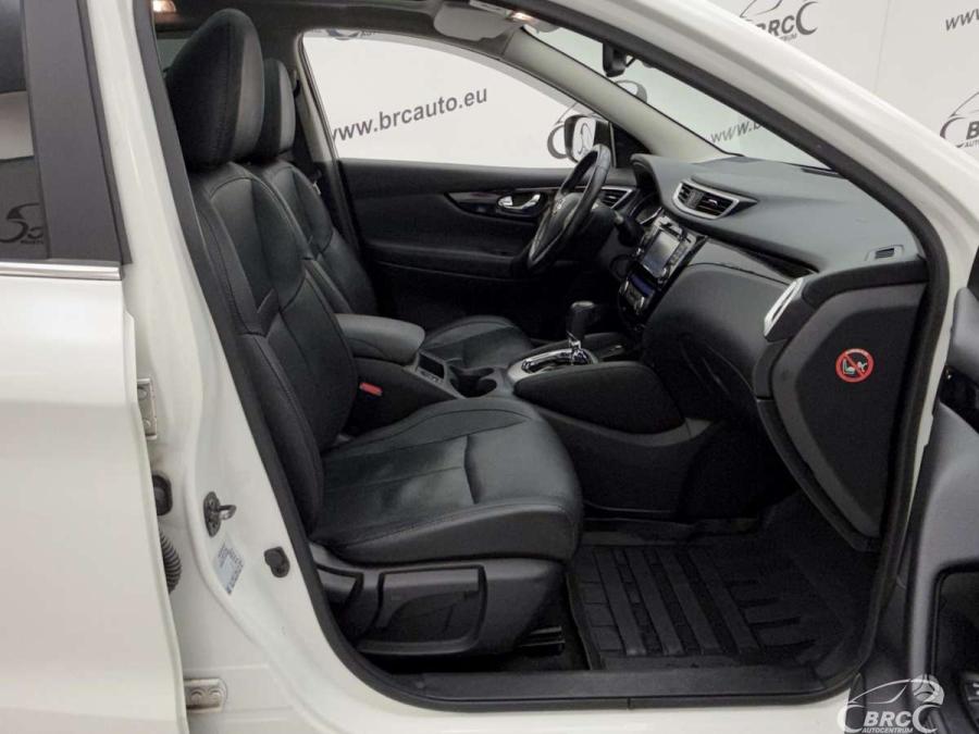 White Nissan Qashqai 2016 in Vilnius, with an engine capacity of 1.60 L and mileage of 180 thousand km for 10500 €, photo 5 on AUTOMOTO.COM.LV