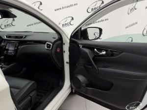 White Nissan Qashqai 2016 in Vilnius, with an engine capacity of 1.60 L and mileage of 180 thousand km for 10500 €, photo 9 on AUTOMOTO.COM.LV