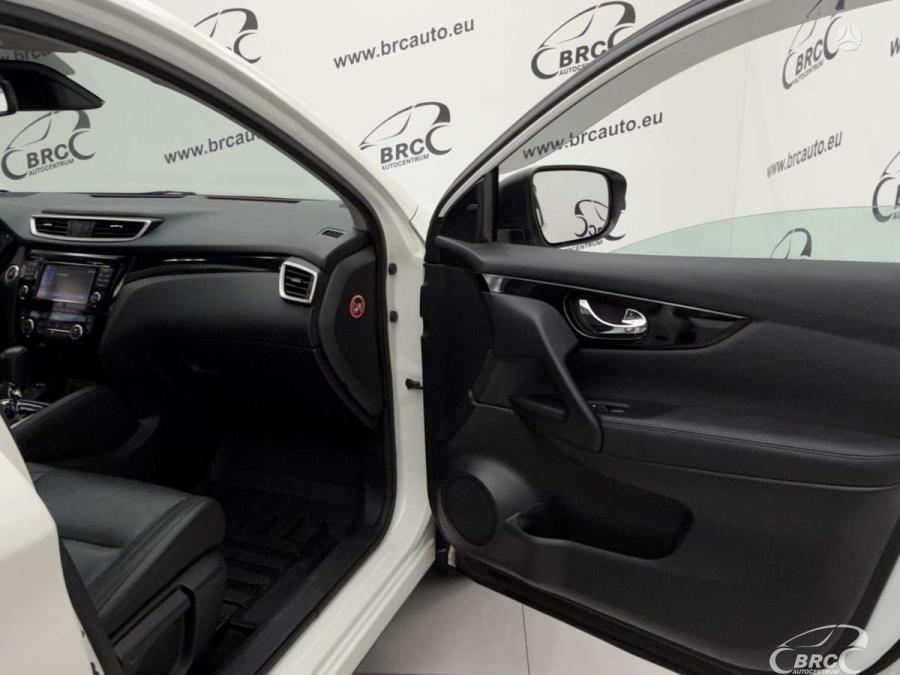 White Nissan Qashqai 2016 in Vilnius, with an engine capacity of 1.60 L and mileage of 180 thousand km for 10500 €, photo 9 on AUTOMOTO.COM.LV
