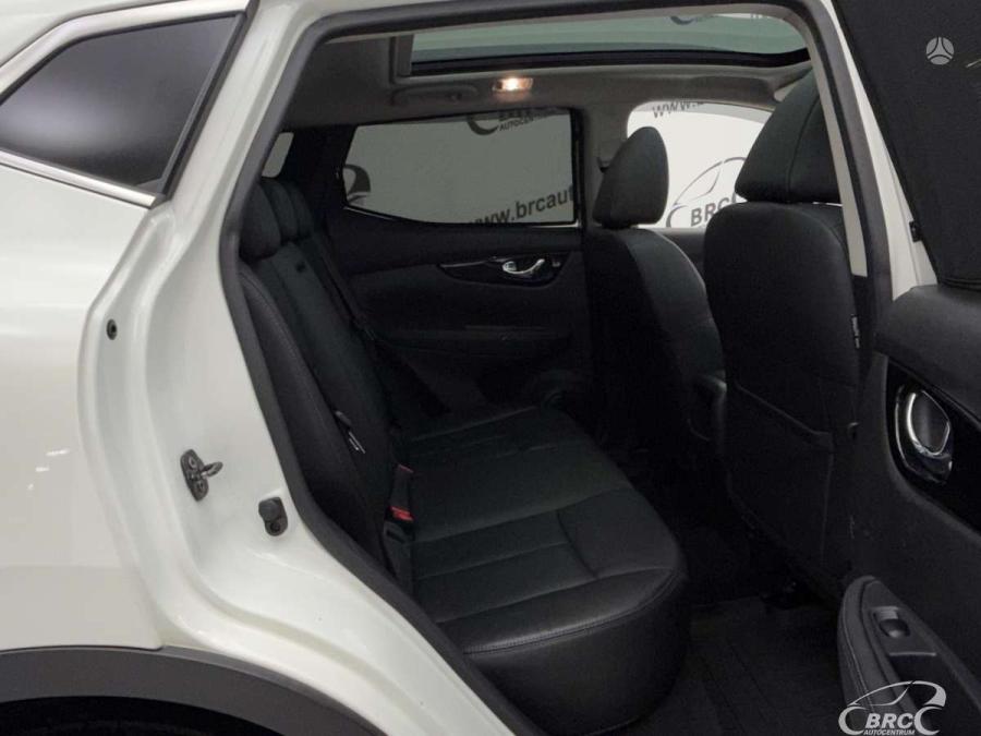 White Nissan Qashqai 2016 in Vilnius, with an engine capacity of 1.60 L and mileage of 180 thousand km for 10500 €, photo 10 on AUTOMOTO.COM.LV