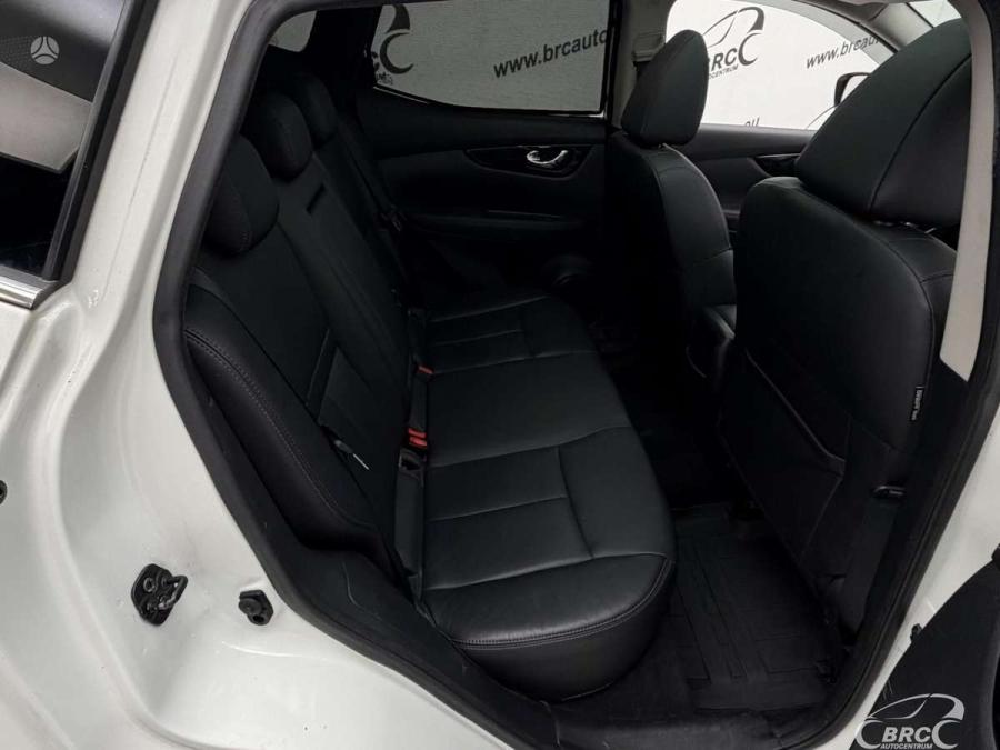 White Nissan Qashqai 2016 in Vilnius, with an engine capacity of 1.60 L and mileage of 180 thousand km for 10500 €, photo 11 on AUTOMOTO.COM.LV