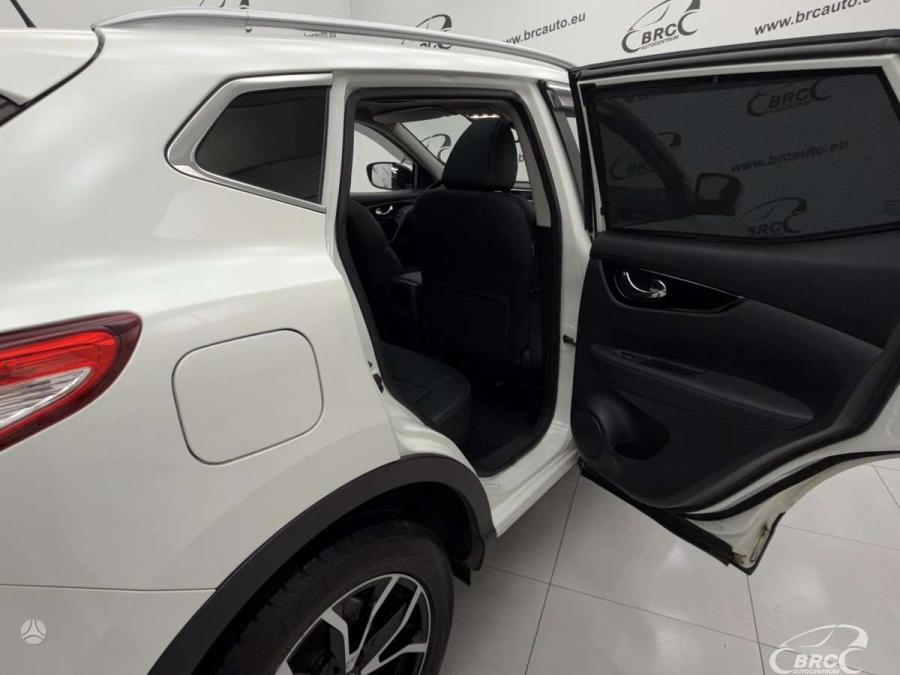 White Nissan Qashqai 2016 in Vilnius, with an engine capacity of 1.60 L and mileage of 180 thousand km for 10500 €, photo 13 on AUTOMOTO.COM.LV