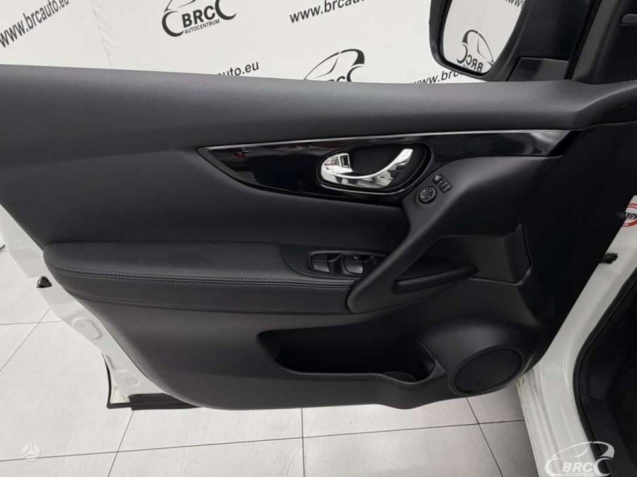 White Nissan Qashqai 2016 in Vilnius, with an engine capacity of 1.60 L and mileage of 180 thousand km for 10500 €, photo 20 on AUTOMOTO.COM.LV