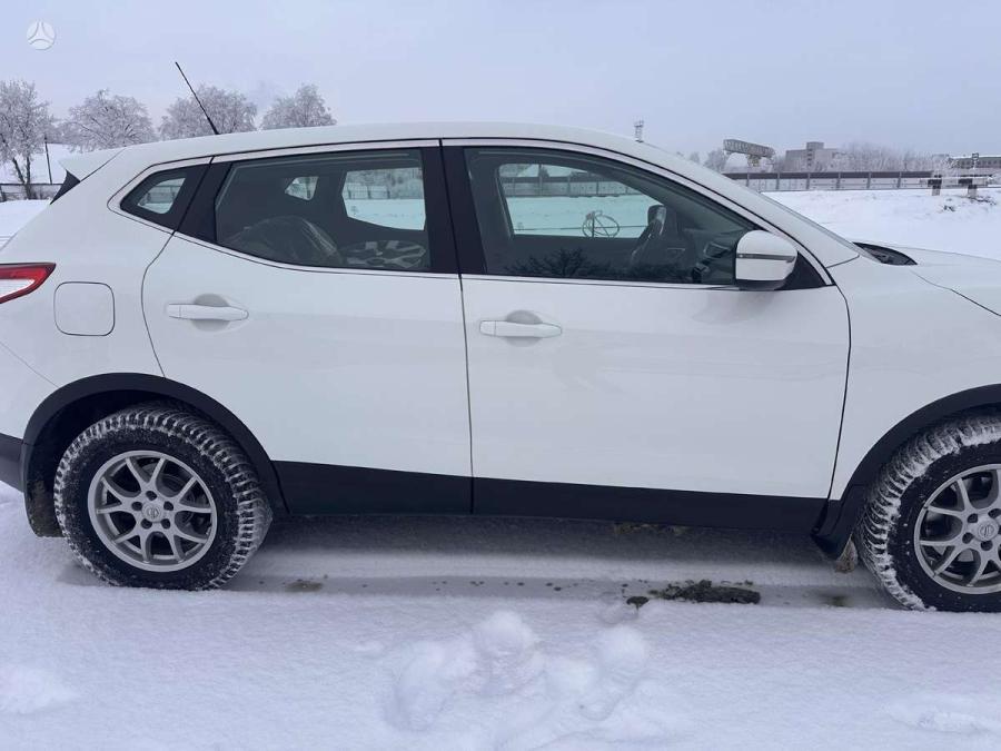 White Nissan Qashqai 2016 in Marijampole, with an engine capacity of 1.46 L and mileage of 179 thousand km for 7700 €, photo 6 on AUTOMOTO.COM.LV