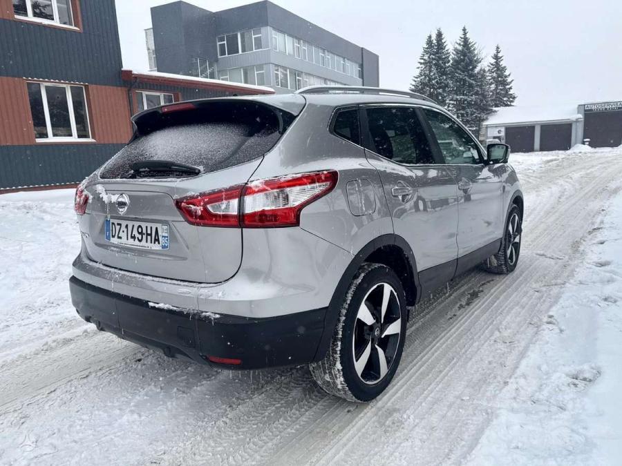 White Nissan Qashqai 2016 in Taurage, with an engine capacity of 1.20 L and mileage of 138 thousand km for 8200 €, photo 7 on AUTOMOTO.COM.LV