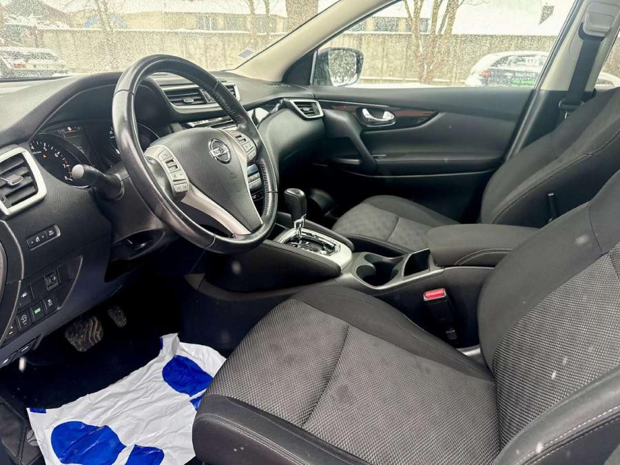 White Nissan Qashqai 2016 in Taurage, with an engine capacity of 1.20 L and mileage of 138 thousand km for 8200 €, photo 11 on AUTOMOTO.COM.LV