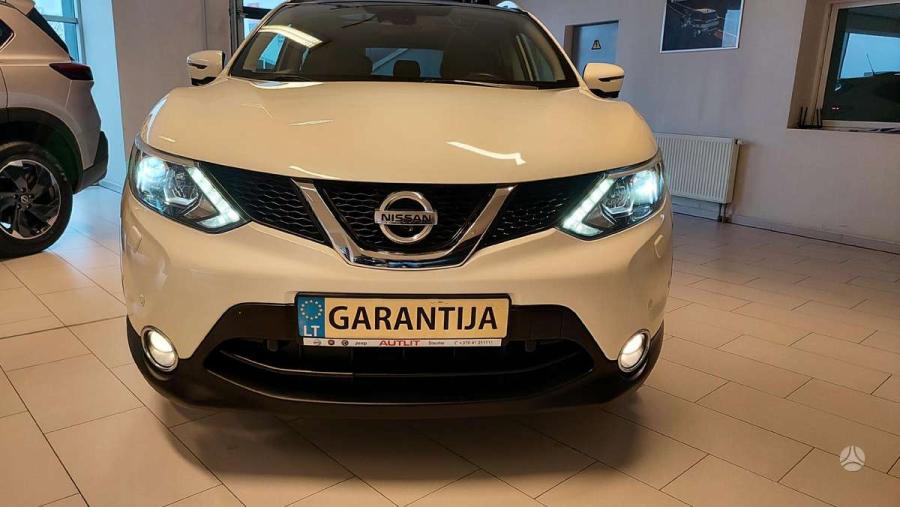White Nissan Qashqai 2016 in Siauliai, with an engine capacity of 1.20 L and mileage of 99 thousand km for 10700 €, photo 2 on AUTOMOTO.COM.LV