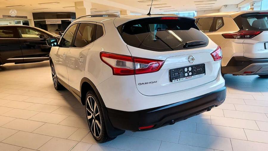White Nissan Qashqai 2016 in Siauliai, with an engine capacity of 1.20 L and mileage of 99 thousand km for 10700 €, photo 6 on AUTOMOTO.COM.LV