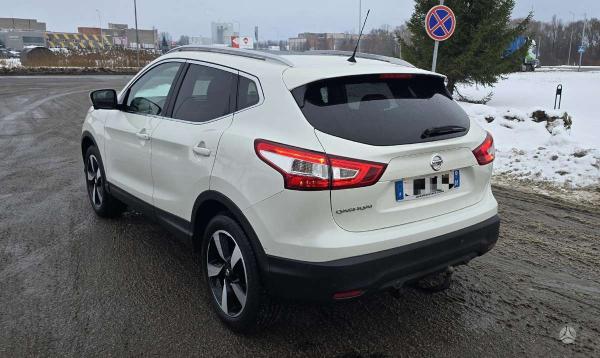 White Nissan Qashqai 2016 in Taurage, with an engine capacity of 1.20 L and mileage of 101 thousand km for 8100 €, photo 4 on AUTOMOTO.COM.LV