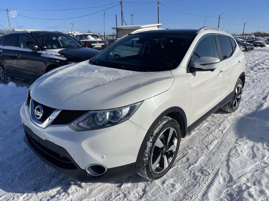 White Nissan Qashqai 2016 in Panevezys, with an engine capacity of 1.46 L and mileage of 220 thousand km for 8500 €, photo 1 on AUTOMOTO.COM.LV