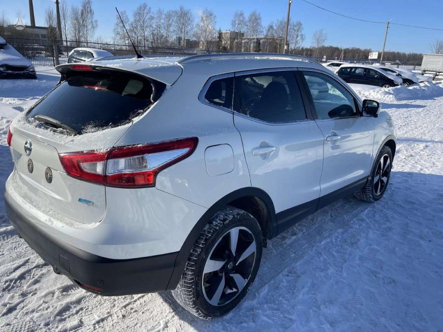 White Nissan Qashqai 2016 in Panevezys, with an engine capacity of 1.46 L and mileage of 220 thousand km for 8500 €, photo 4 on AUTOMOTO.COM.LV