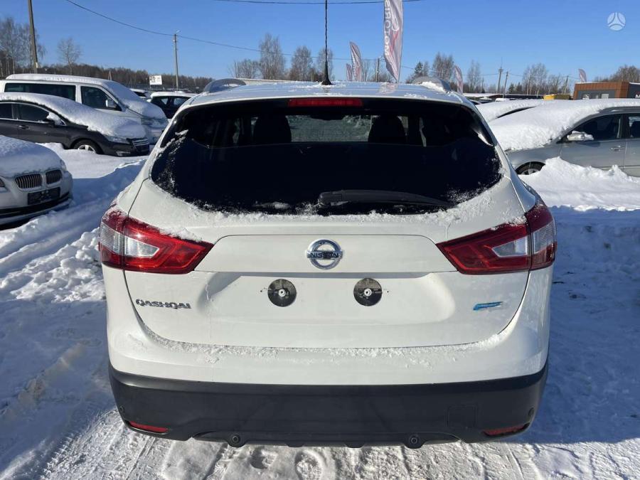White Nissan Qashqai 2016 in Panevezys, with an engine capacity of 1.46 L and mileage of 220 thousand km for 8500 €, photo 5 on AUTOMOTO.COM.LV