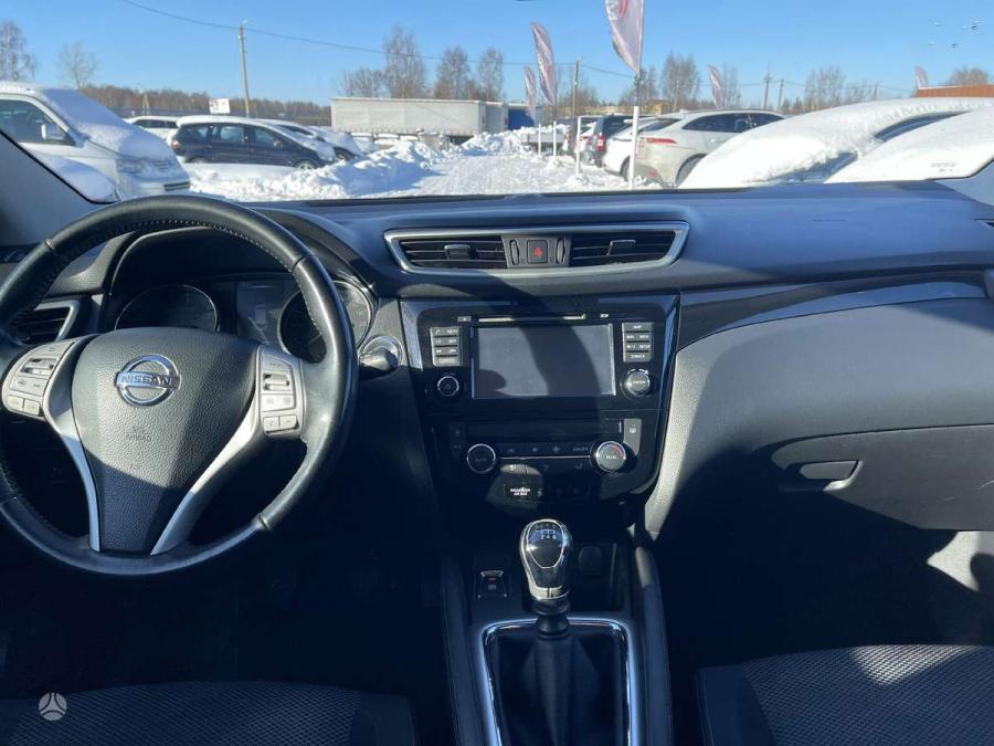 White Nissan Qashqai 2016 in Panevezys, with an engine capacity of 1.46 L and mileage of 220 thousand km for 8500 €, photo 8 on AUTOMOTO.COM.LV