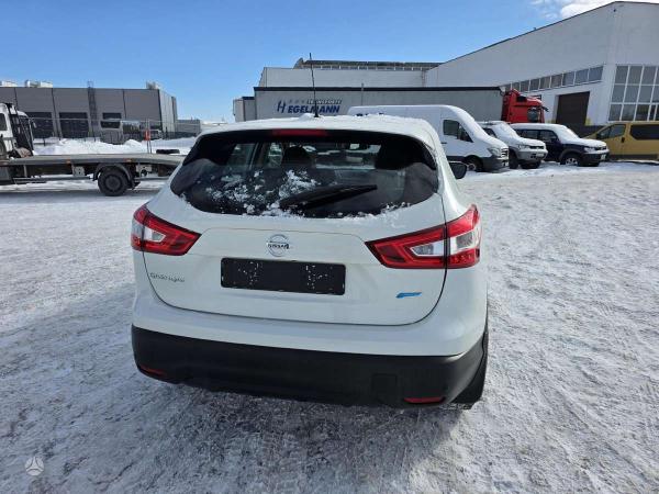 White Nissan Qashqai 2016 in Marijampole, with an engine capacity of 1.46 L and mileage of 243 thousand km for 7450 €, photo 9 on AUTOMOTO.COM.LV