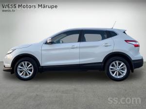 White Nissan Qashqai 2016 in Riga, with an engine capacity of 1.60 L and mileage of 101 thousand km for 11990 €, photo 4 on AUTOMOTO.COM.LV
