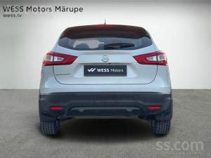 White Nissan Qashqai 2016 in Riga, with an engine capacity of 1.60 L and mileage of 101 thousand km for 11990 €, photo 5 on AUTOMOTO.COM.LV