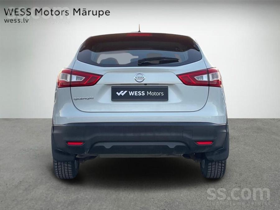 White Nissan Qashqai 2016 in Riga, with an engine capacity of 1.60 L and mileage of 101 thousand km for 11990 €, photo 5 on AUTOMOTO.COM.LV