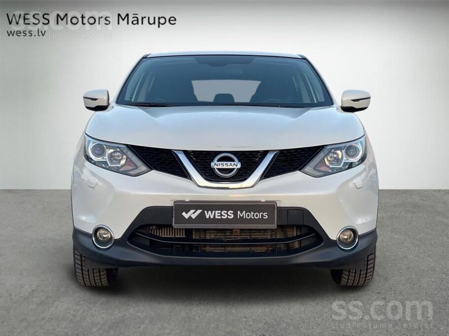 White Nissan Qashqai 2016 in Riga, with an engine capacity of 1.60 L and mileage of 101 thousand km for 11990 €, photo 6 on AUTOMOTO.COM.LV