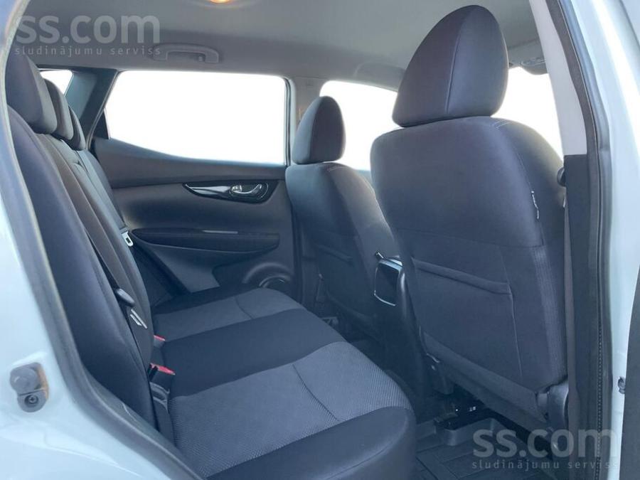 White Nissan Qashqai 2016 in Riga, with an engine capacity of 1.60 L and mileage of 101 thousand km for 11990 €, photo 8 on AUTOMOTO.COM.LV