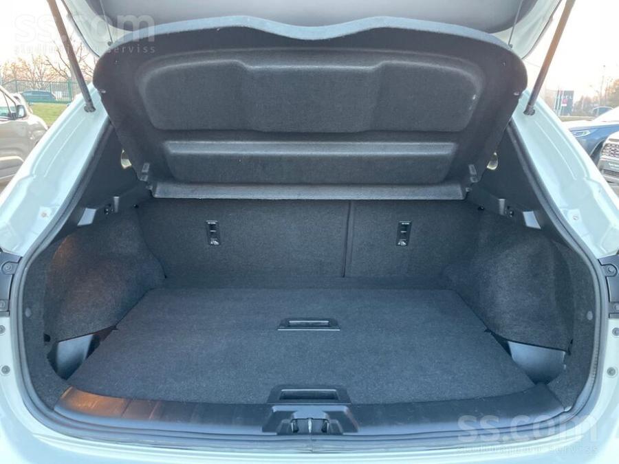 White Nissan Qashqai 2016 in Riga, with an engine capacity of 1.60 L and mileage of 101 thousand km for 11990 €, photo 11 on AUTOMOTO.COM.LV
