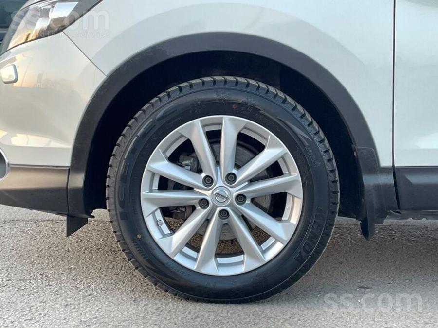 White Nissan Qashqai 2016 in Riga, with an engine capacity of 1.60 L and mileage of 101 thousand km for 11990 €, photo 16 on AUTOMOTO.COM.LV