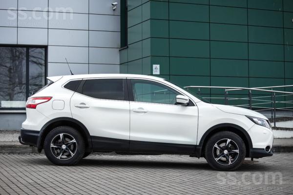 White Nissan Qashqai 2016 in Tukums, with an engine capacity of 1.20 L and mileage of 133 thousand km for 10500 €, photo 1 on AUTOMOTO.COM.LV